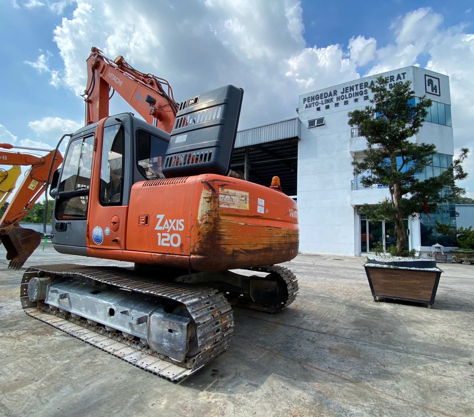 Earthmoving Machinery & Excavating Equipment Supplier