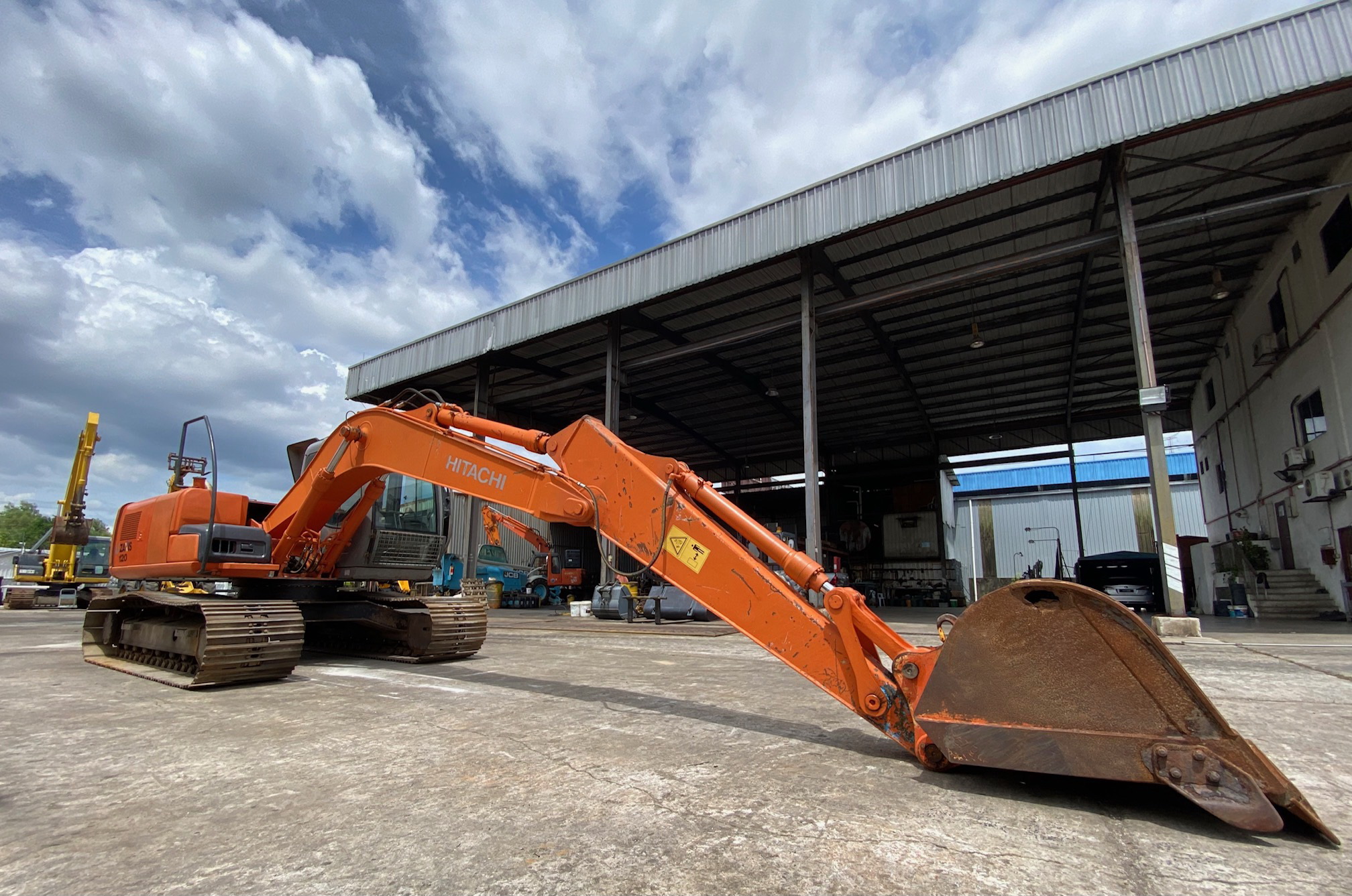 Earthmoving Machinery & Excavating Equipment Supplier